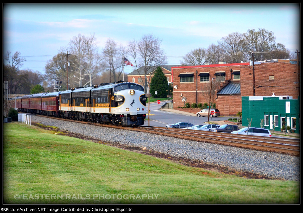 NS F9A 4270 leads OCS 956 on the R Line